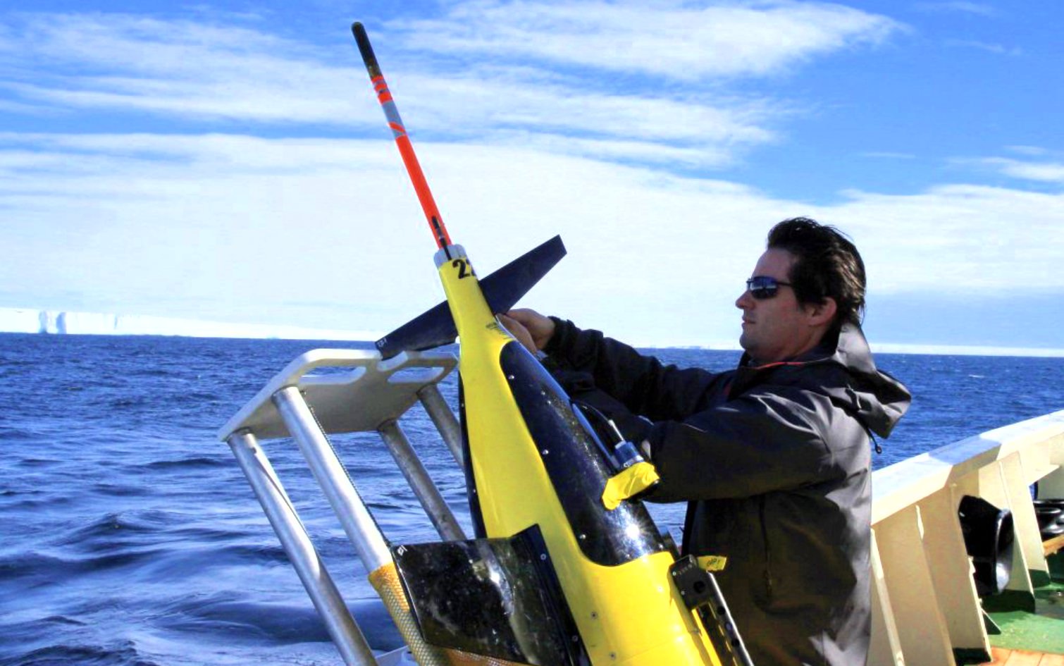 Seaglider underwater drones study the Antarctic ice shelf - DroneDJ