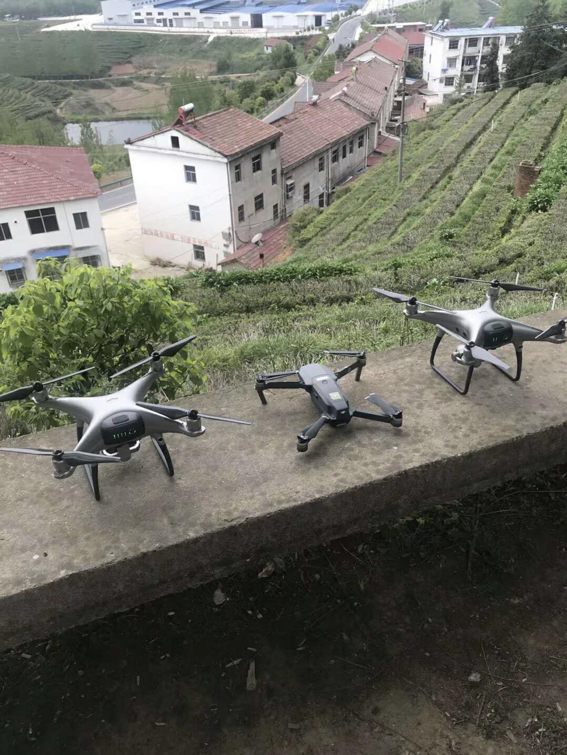 Additional photos of the new Phantom 5 or 4 Pro V2.0 show 2 drones ...