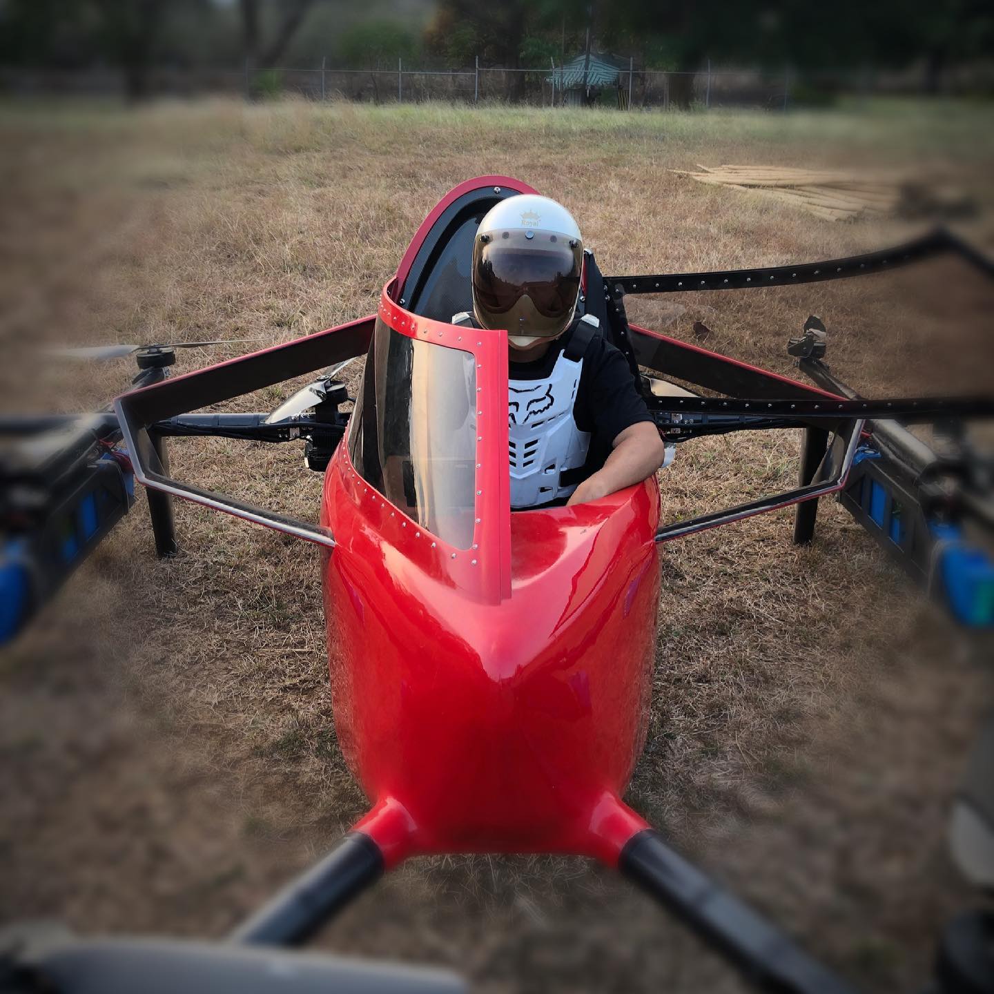 In a world-first, two guys compete in flying racing cars [video] - DroneDJ